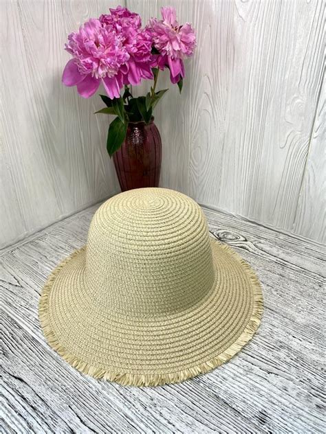 Жіноча соломяний сонцезахисна капелюх світло бежева з бахромою