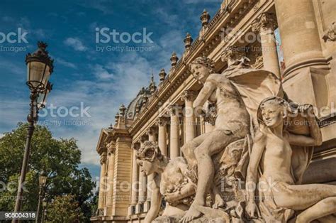 파리에서 맑은 날에 쁘띠 Palais의 입구 문 장식 조각의 클로즈업 개성 개념에 대한 스톡 사진 및 기타 이미지 개성 개념 건물 정면 건축물 Istock