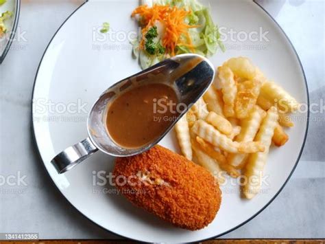 바베큐 소스와 감자 튀김과 샐러드치킨 코르동 블루의 플랫 레이 0명에 대한 스톡 사진 및 기타 이미지 0명 감자 요리 닭고기 Istock