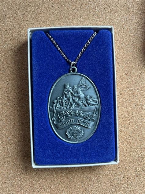 Vintage Bicentennial 1776 1976 Coin Necklace Gem