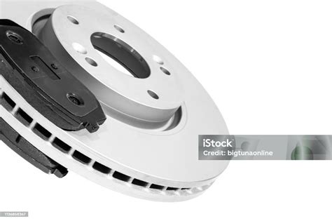 브레이크 디스크 및 브레이크 패드 흰색 배경에 고립 자동차 부품 브레이크 디스크로 터는 흰색 절연 제동 디스크 자동차 부품입니다 자동차 세부 흑백 강철에 대한 스톡 사진 및