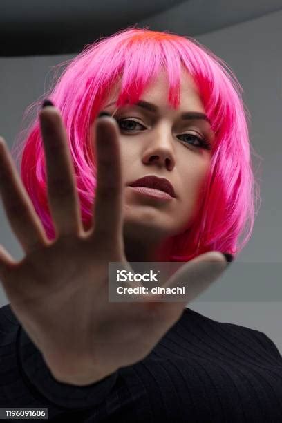 Potret Wanita Menarik Dengan Rambut Neon Merah Muda Menutupi Wajahnya