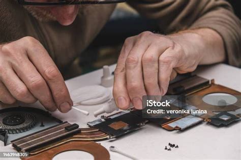 노트북 냉각 시스템 점검 및 청소 컴퓨터 및 랩톱 유지 보수 닫다 55 59세에 대한 스톡 사진 및 기타 이미지 55 59세 Cpu 개념 Istock