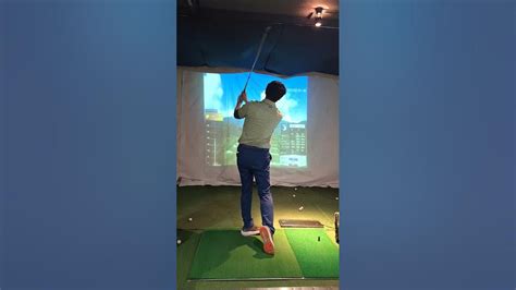 부드럽지만 강한 스윙을 위해서는 헤드가 떨어지는 타이밍을 기다릴 수 있어야 하고 움직이고 있는 헤드를 방해하지 않고 백스윙 자리를 지키는 일이 필요합니다 페이스는 아래로