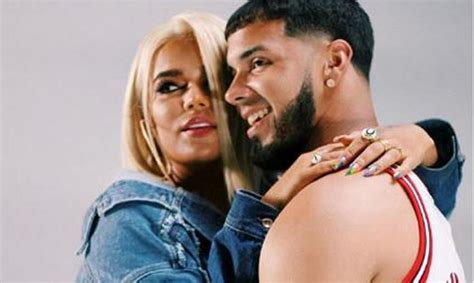 Karol G y Anuel AA sorprendieron con apasionado beso en pleno concierto ...