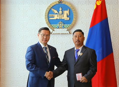 Монгол Улсын Ерөнхийлөгчийн зарлигаар баялаг бүтээгчдийн төлөөллийг төрийн одон медалиар шагналаа