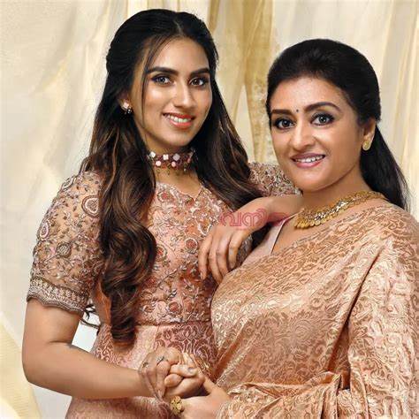 Actress Parvathy And Daughter Malavika Jayarams New Pictures Go Viral