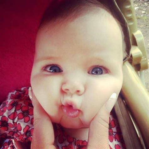 თუ ცხოვრება არ გიღიმის ცოტა წაუღიტინე Home