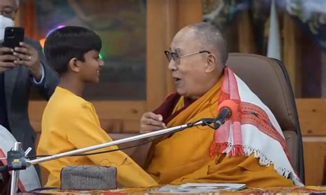 El Dalái Lama Se Disculpa Tras Pedir A Un Niño Que Chupe Su Lengua