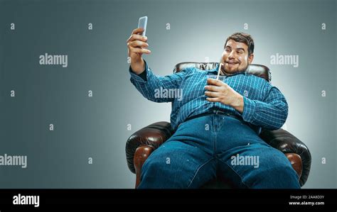 Dicker Mann Sitzt Fotos Und Bildmaterial In Hoher Auflösung Alamy