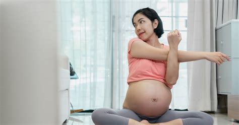 매력적인 아시아 임산부는 집에서 요가 운동 전에 스트레칭을 하고 있다 사진 Unsplash의 임산부 건강 이미지