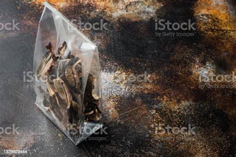 다진 야생 말린 버섯 오래된 어두운 소박한 배경 플라스틱 팩 텍스트 카피 스페이스를위한 공간 0명에 대한 스톡 사진 및 기타 이미지 Istock