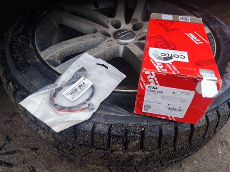 Замена передних тормозных колодок — Audi Q7 (1G), 3 л, 2007 года ...