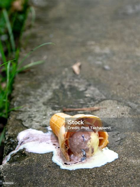 무지개 아이스크림 콘 콘크리트 바닥에 떨어 뜨 렸 고 여름 날에 지상에 녹아 와 텍스트 복사 공간 떨어짐에 대한 스톡 사진 및 기타 이미지 Istock