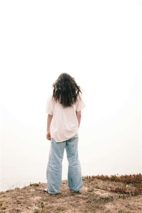 해변에 서서 물을 바라보는 사람 사진 Unsplash의 무료 사람 이미지