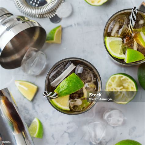 쿠바 리브레 또는 롱 아일랜드 아이스 티 알코올 칵테일 음료 각얼음에 대한 스톡 사진 및 기타 이미지 각얼음 갈색 감귤류 과일 Istock