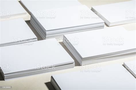 브랜딩 Id를 위한 템플릿입니다 그래픽 디자이너 프리젠 테이션 및 포트폴리오를 위한 제품입니다 흰색 배경에 격리 된 Id 모형 Id는 그림자로 모형을 설정합니다 사진 모의