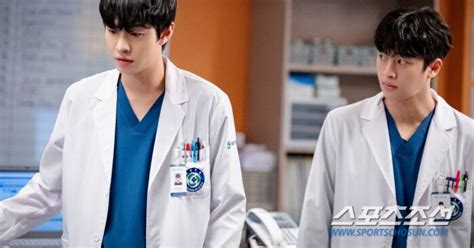 안효섭 실려온 환자 본 후 얼음처럼 굳은 표정 갈등 빚었던 이신영까지 얼어붙어김사부3