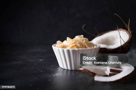 유기농 코코넛 칩은 검은 색에 흰색 그릇에 설탕과 소금 조각 공간을 복사합니다 감자 칩에 대한 스톡 사진 및 기타 이미지 감자 칩 치핑 슛 스포츠 코코넛 Istock