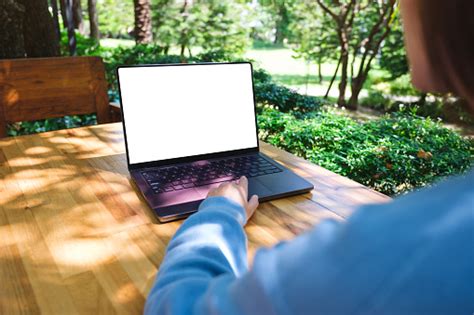 야외에서 빈 흰색 데스크톱 화면이 있는 랩톱 컴퓨터를 사용하고 만지는 여성의 모형 이미지 가정 생활에 대한 스톡 사진 및 기타 이미지 가정 생활 개념 공란 Istock