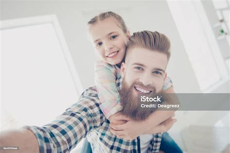 다시 귀여운 작은 여 학생 Selfie 전면 카메라 촬영 시간을 함께 즐기고 포용 포옹에 실내 집에서 비디오 전화를 들고 붉은 머리를 가진 쾌활 한 세련 된 아버지의 자기