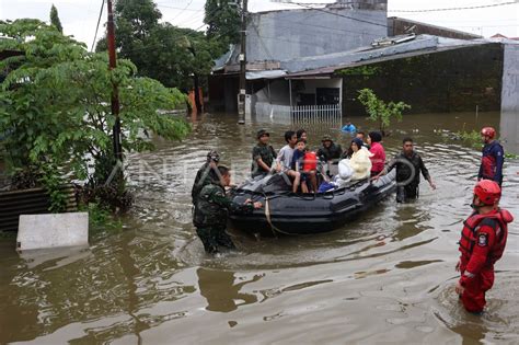 Evakuasi warga terdampak banjir di Makassar | ANTARA Foto