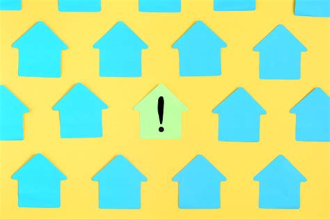 노란색 바탕에 빈 터키석 스티커 사진 센터에서는 느낌표와 함께 노란색 스티커입니다 최고 최대 모의와 배경입니다 느낌표에 대한 스톡 사진 및 기타 이미지 Istock