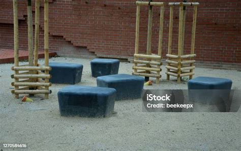 둥근 돌 의 모양의 콘크리트로 만든 회색 모놀리식 콘크리트 공원 벤치 는 계단에 금속 난간 검은 격자와 계단 조명나무 계단 벤치 0명에 대한 스톡 사진 및 기타 이미지