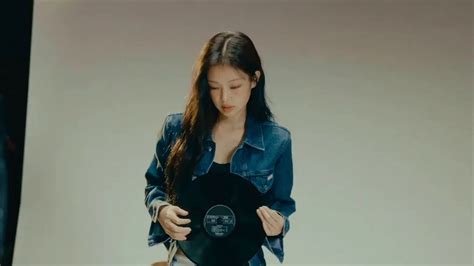 Jennie Kim Scrolller