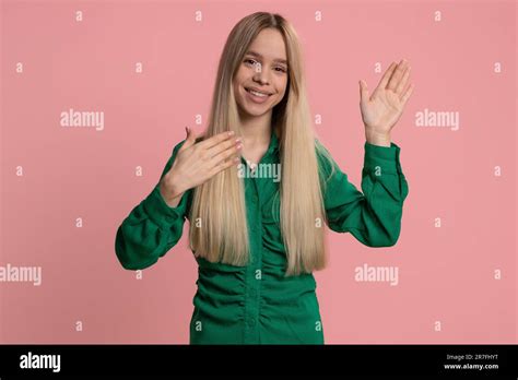 Komm Her Setz Dich Zu Uns Willkommen Junge Frau Zeigt Einladende Geste Mit H Nden Bittet Um