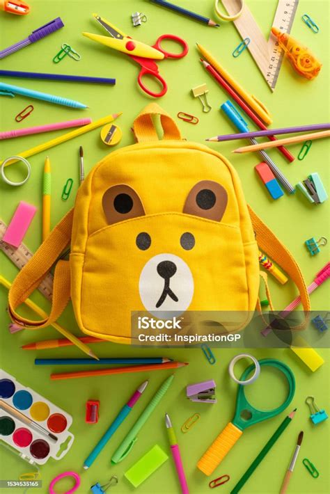학교 준비 파스텔 그린 배경에 귀여운 곰 배낭 흩어져 있는 문구류 색연필 물감 플라스틱 가위 자 클립 돋보기 지우개 숫돌 브러시 등 교실에 대한 스톡 사진 및 기타 이미지