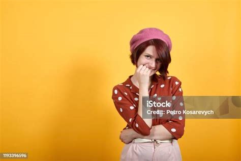 코 카 서 스 여자 찾고 스트레스 와 긴장 와 손 에 입 물어 뜯는 손톱 Fashion Show에 대한 스톡 사진 및 기타 이미지 Fashion Show 갈색 머리