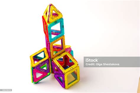 흰색 배경에 고립 된 어린이 장난감 자기 디자이너 클로즈업 0명에 대한 스톡 사진 및 기타 이미지 0명 감정 건설 산업 Istock