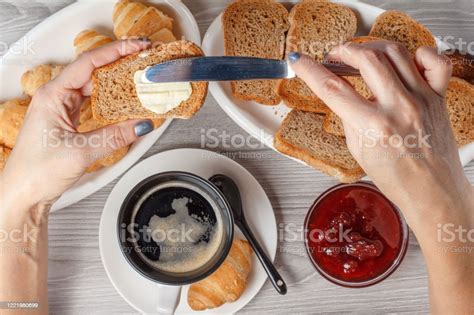 블랙 커피 한 잔과 함께 토스트에 버터를 퍼뜨리는 남성 손 건강한 식생활에 대한 스톡 사진 및 기타 이미지 건강한 식생활 곡초류 마가린 Istock