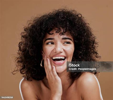 스킨케어 메이크업 및 모델 생각은 헤어 케어 갈색 스튜디오 배경에 대한 아름다움과 화장품에 대한 비전입니다 웰빙 건강 및 고급