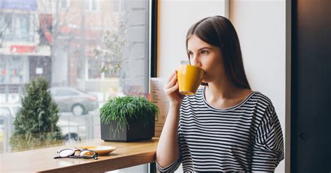 7 Things Youre Doing In Public That Show Youre A Highly Introverted Person 7 Things Youre Doing In Public That Show Youre A Highly Introverted Person