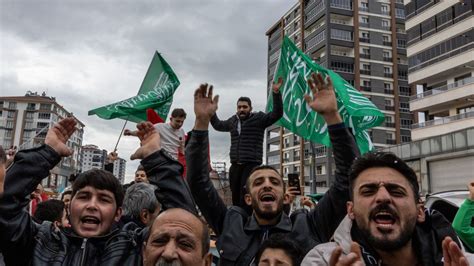 Сирийци разрушават статуи на Башар Асад и на баща му Хафез Асад Новини бг