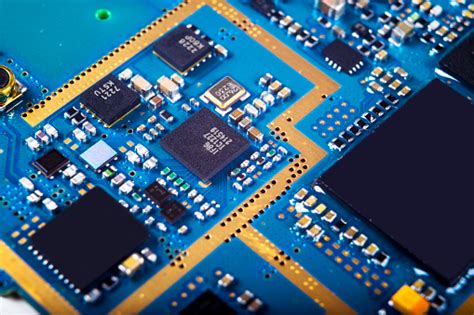 저항기 마이크로 칩 및 전자 부품이 있는 회로 기판의 매크로 샷 컴퓨터 하드웨어 기술 통합 통신 프로세서 정보 공학 반도체 Pcb 근접 촬영 Cpu에 대한 스톡 사진 및