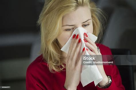 여자아이 춥다 인플루엔자 질환 조직 불기 콧물 또는 알레르기 감기와 독감에 대한 스톡 사진 및 기타 이미지 감기와 독감 건강관리와 의술 건초 식물 Istock