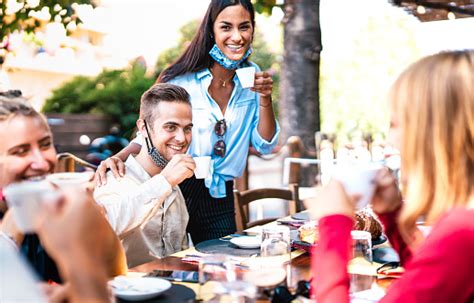 커피 하우스 야외에서 에스프레소를 마시는 친구 아침 레스토랑에서 함께 즐거운 젊은 밀레니엄 카페 바에서 행복한 남자와 여자와 새로운 정상적인 라이프 스타일 개념 밝은 생생한