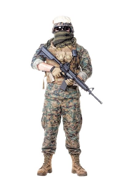 제복을 입은 소총 무기를 가진 미 해병대의 스튜디오 샷 군사 장비 육군 헬멧 전투 부츠 전술 장갑 흰색 무기 군대 애국심 개념에 격리 프리미엄 사진