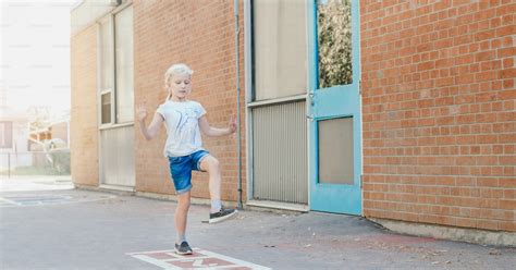 학교 마당 야외에서 점프 홉스카치를 하는 어린 소녀 놀이터에서 아이들을위한 재미있는 활동 게임 어린이를위한 거리 스포츠 행복한 어린 시절 생활 방식 사진