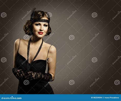 Retro Bellezza Di Modo Bello Ritratto Della Donna Vecchio Vestito Da