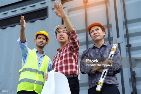 안전 헬멧 팀웍 빌딩 3 엔지니어 남자 수준과 종이 계획 측면 건설에서 프로젝트 상담 개념에 대한 스톡 사진 및 기타 이미지 개념 개념과 주제 건설 산업 Istock