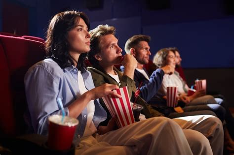 Portrait De Jeune Couple Moderne Au Cinéma Regarder Un Film Et Profiter