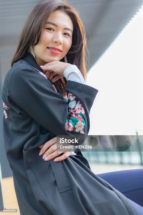 Linda Chica Japonesa Foto De Stock Y Más Banco De Imágenes De Adulto