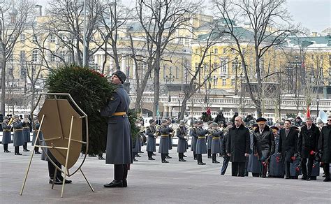 В День защитника Отечества Президент возложил венок к Могиле Неизвестного Солдата • Президент России