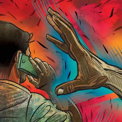Mangalwara Karma Crashes Mobile Snatchers 2 Arrested Bhopal News