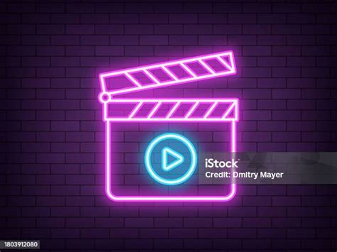 윤곽선 네온 클래퍼 보드 보라색 파란색 아이콘입니다 놀이 표시를 가진 빛나는 네온 클래퍼 널 비디오 제작 시네마 편집기 영화 촬영 음악 클립 녹음 영화 제작 스튜디오 멀티