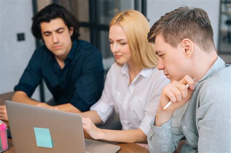 여성 팀 리더와 직원들이 사무실에서 컴퓨터 소프트웨어 온라인 프로젝트 작업에 대해 논의하는 클로즈업 측면 보기 25 29세에 대한 스톡 사진 및 기타 이미지 Istock